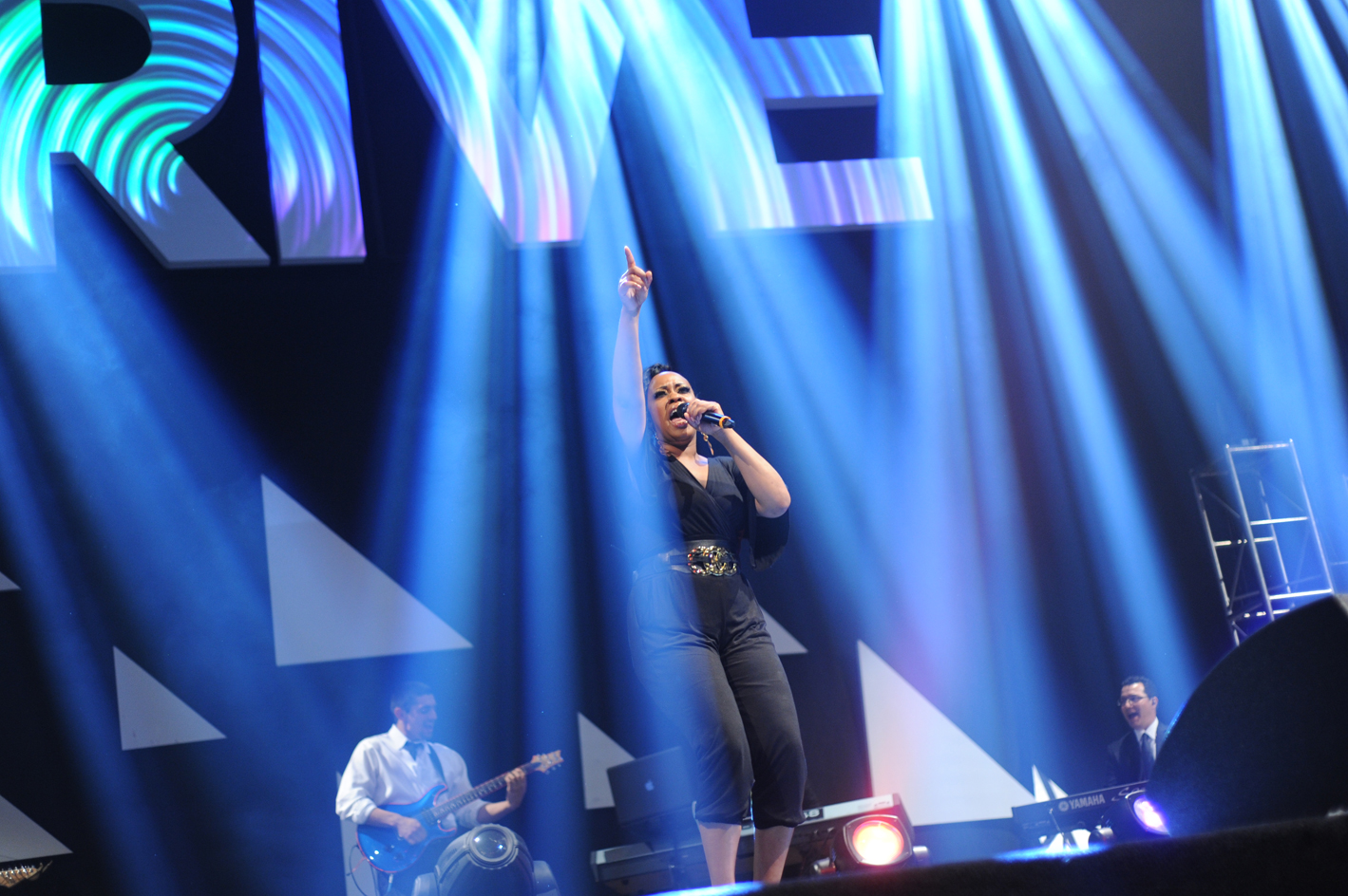 Random Triangles - Church Stage Design Ideas - Scenic sets and stage ...