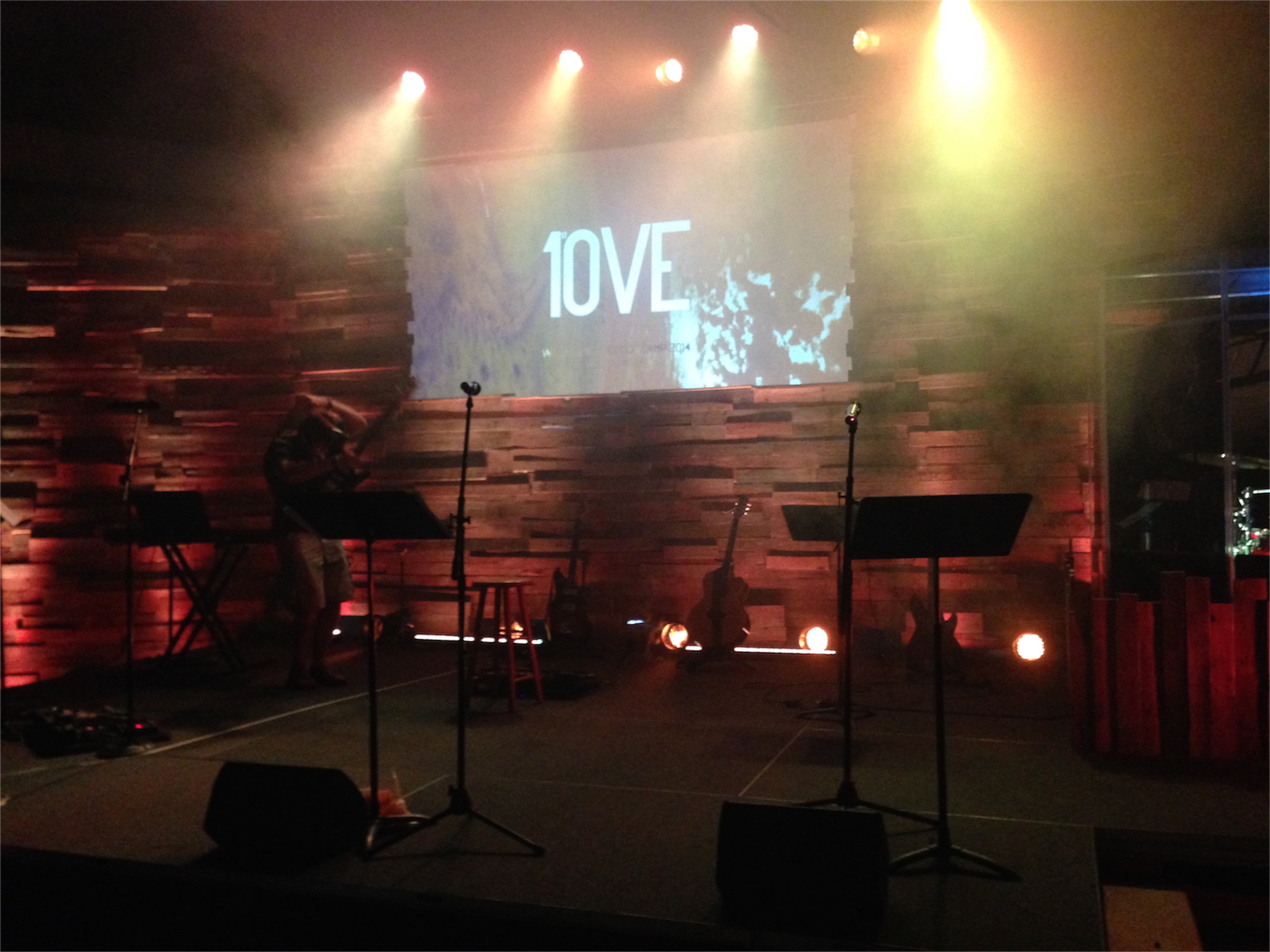 Inset Screen Pallet Wall - Church Stage Design Ideas - Scenic sets and ...