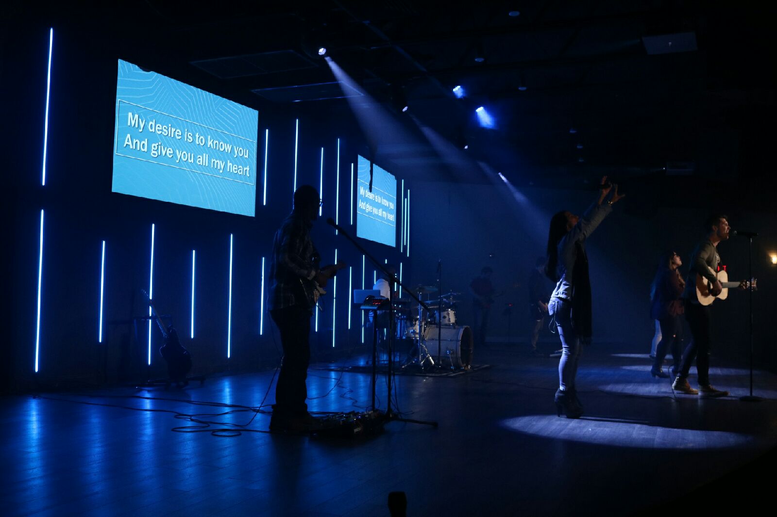 LED Drops - Church Stage Design Ideas - Scenic sets and stage design ...