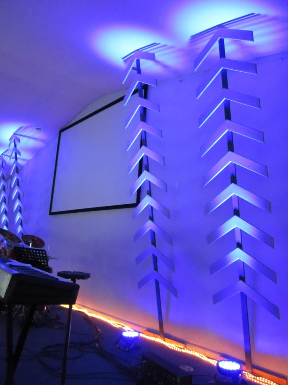 Leaning Arrows - Church Stage Design Ideas - Scenic sets and stage ...
