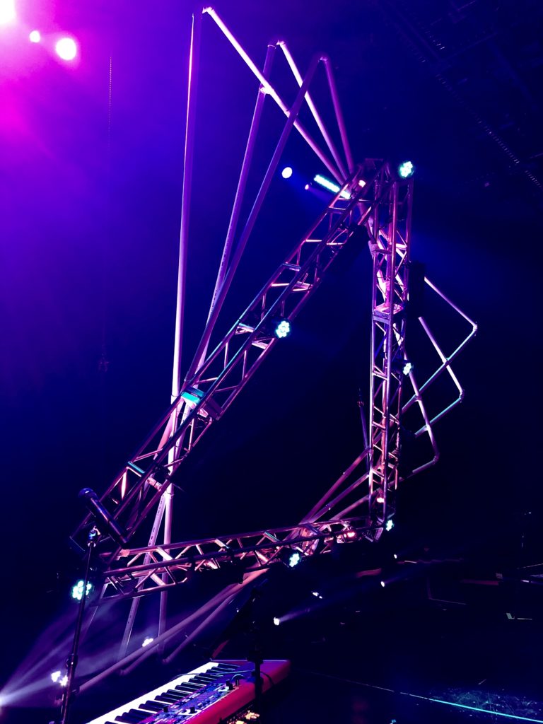 Triangle Artifacts - Church Stage Design Ideas - Scenic sets and stage ...