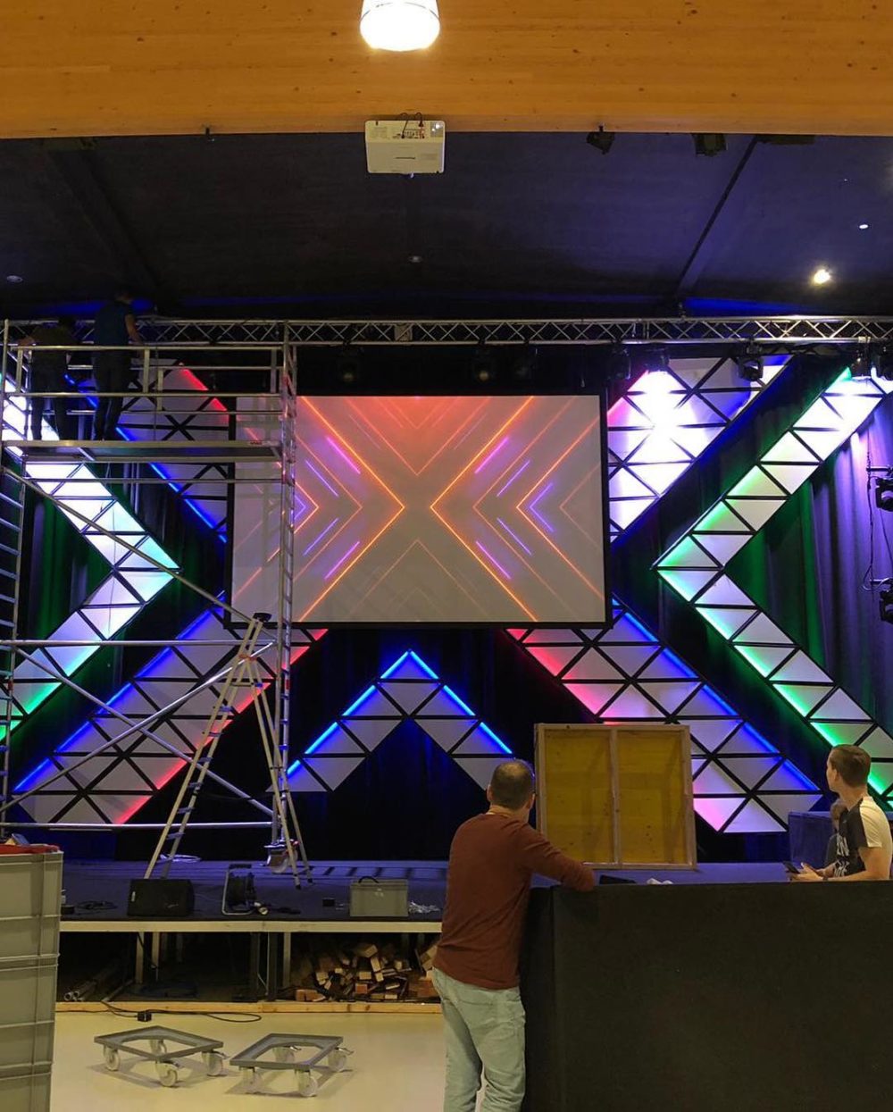 X Triangles - Church Stage Design Ideas - Scenic sets and stage design ...
