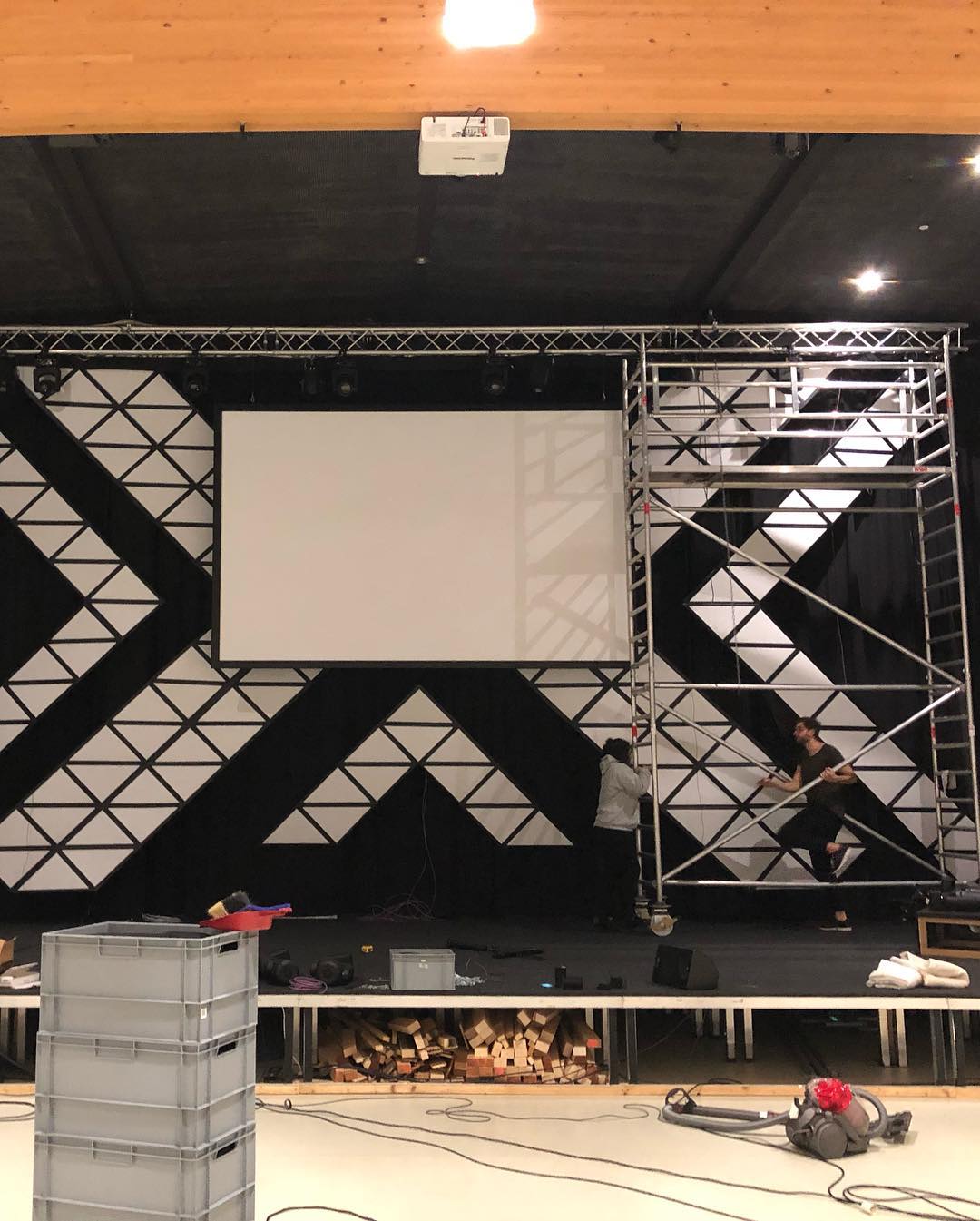 X Triangles - Church Stage Design Ideas - Scenic sets and stage design ...