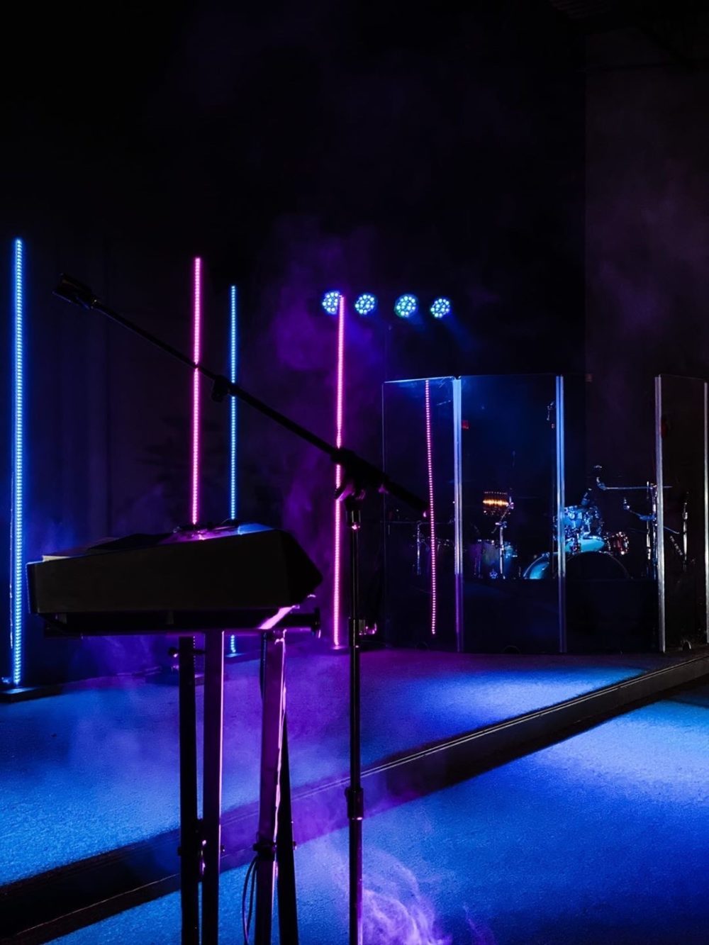 Top Down Lines - Church Stage Design Ideas - Scenic sets and stage ...