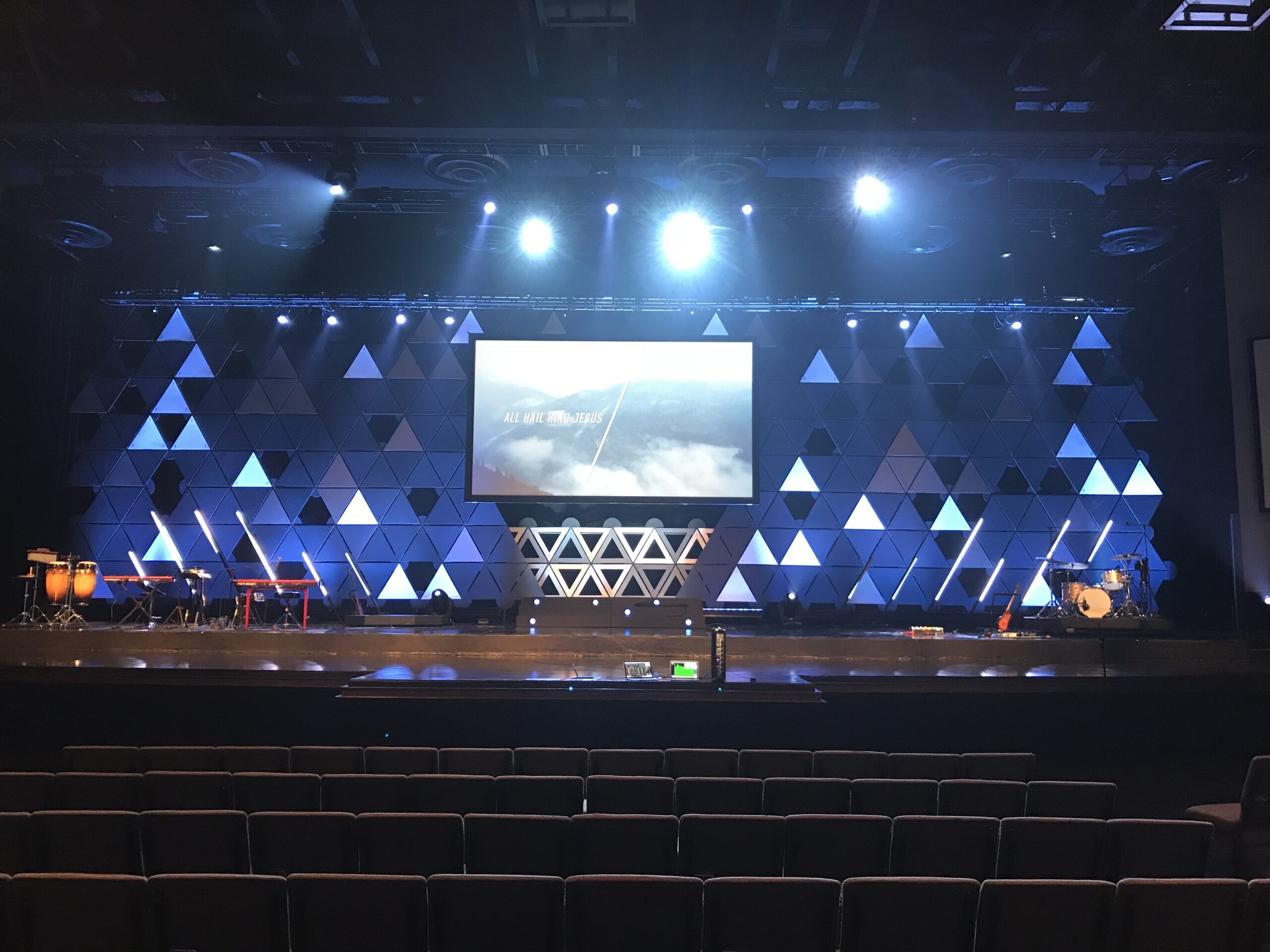 You Like Triangles? - Church Stage Design Ideas - Scenic sets and stage ...