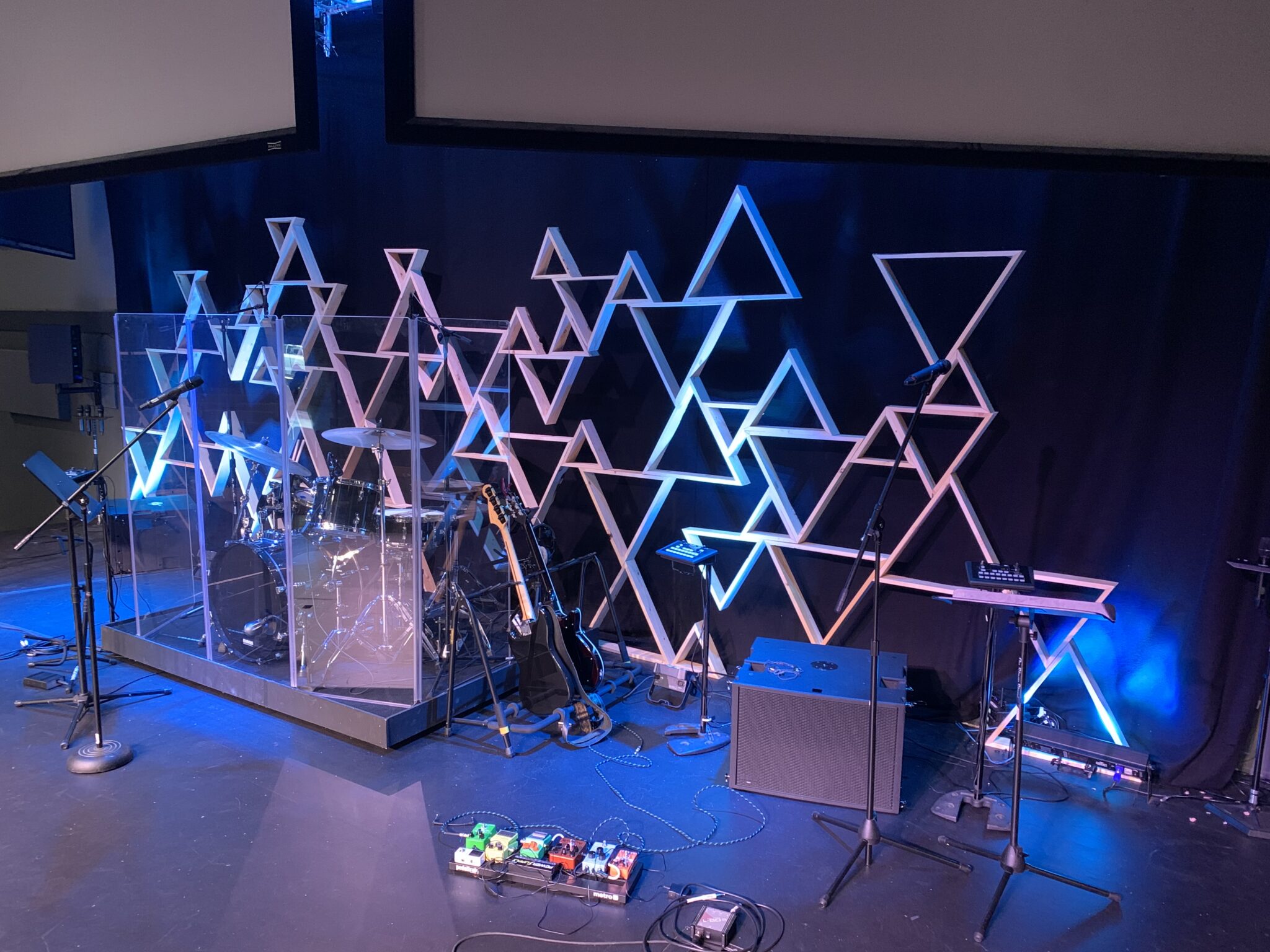 Try Angles - Church Stage Design Ideas - Scenic sets and stage design ...